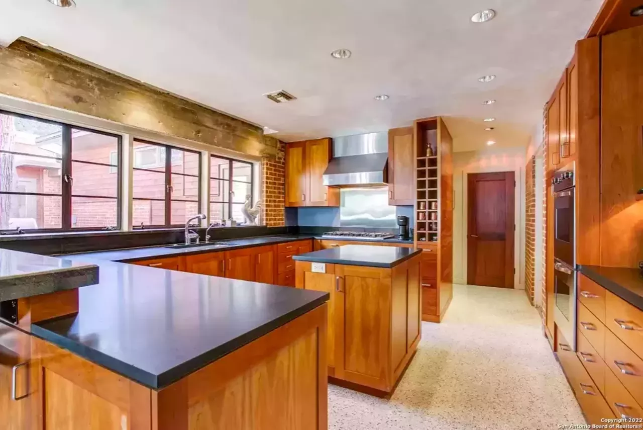A San Antonio Midcentury Modern home built by famed architect O'Neil ...
